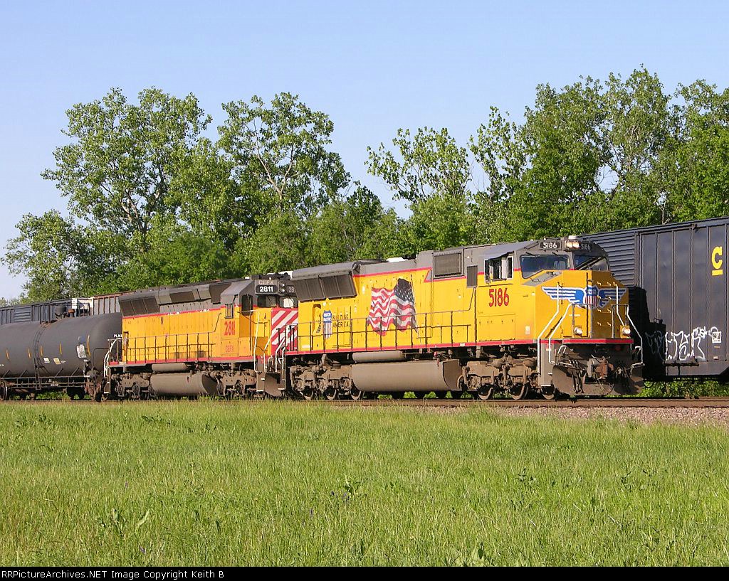 UP 5186 and CEFX 2811